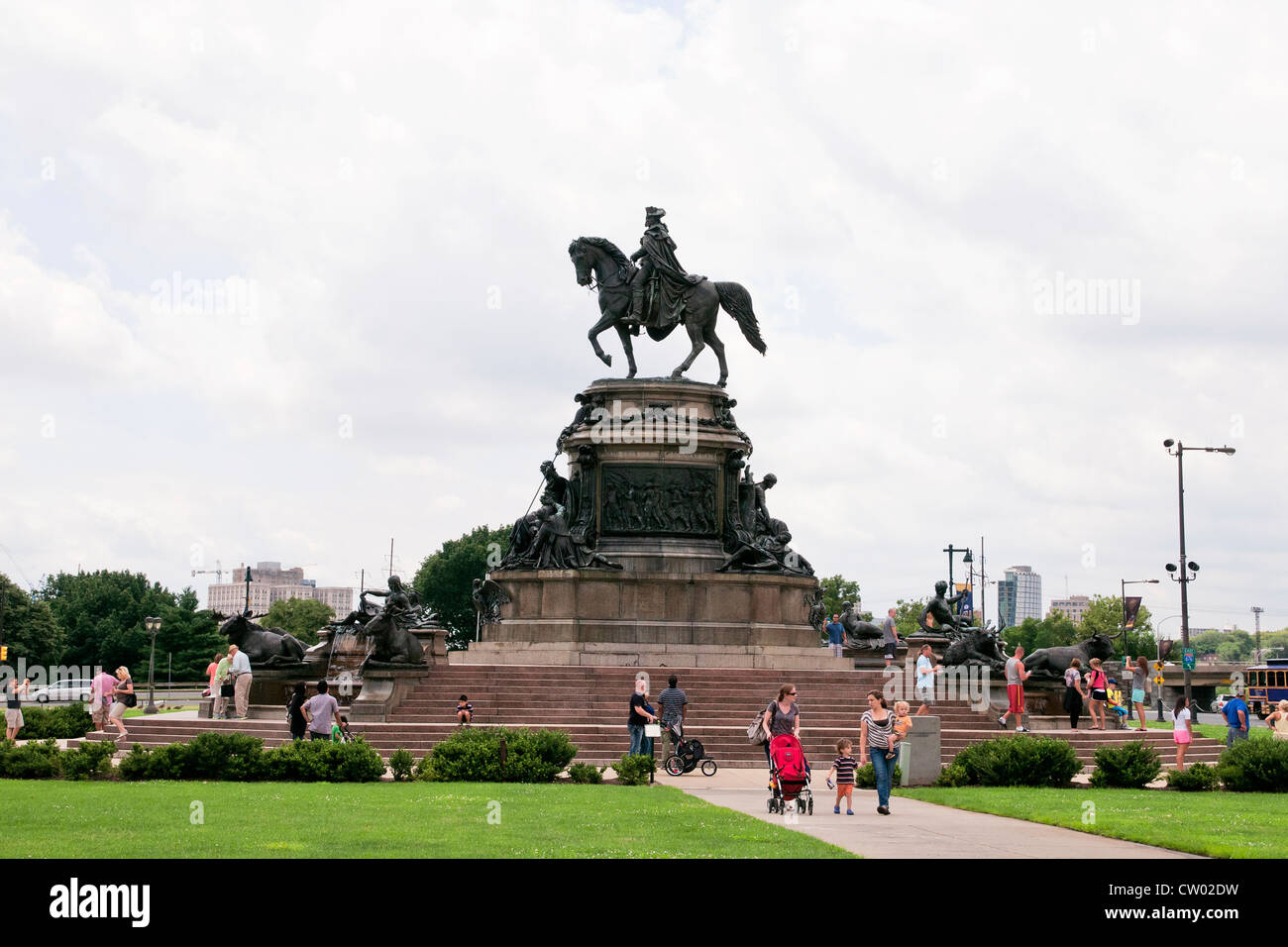 Bronze monument portrays the nation's first president, George ...