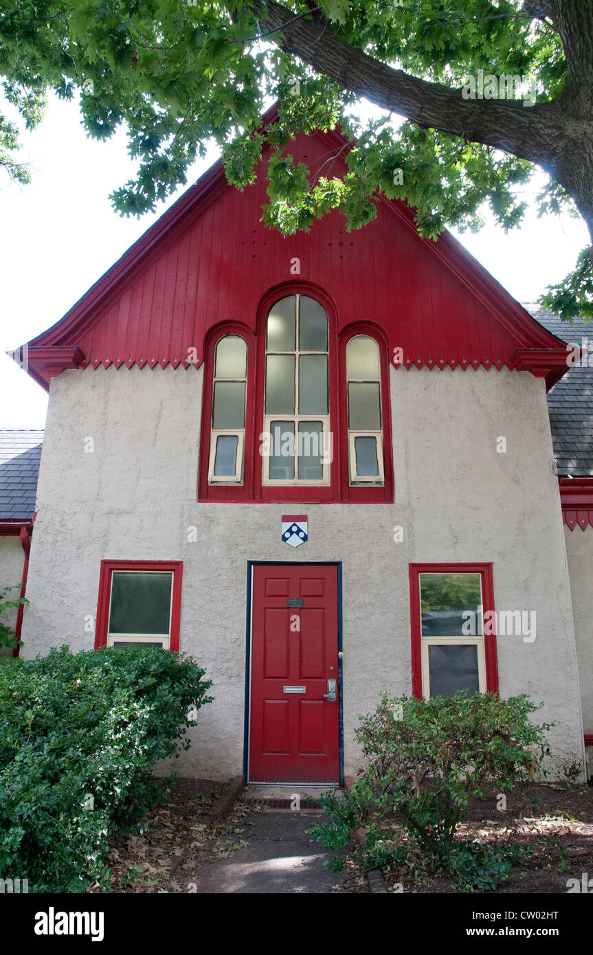 House under tree hi-res stock photography and images - Alamy