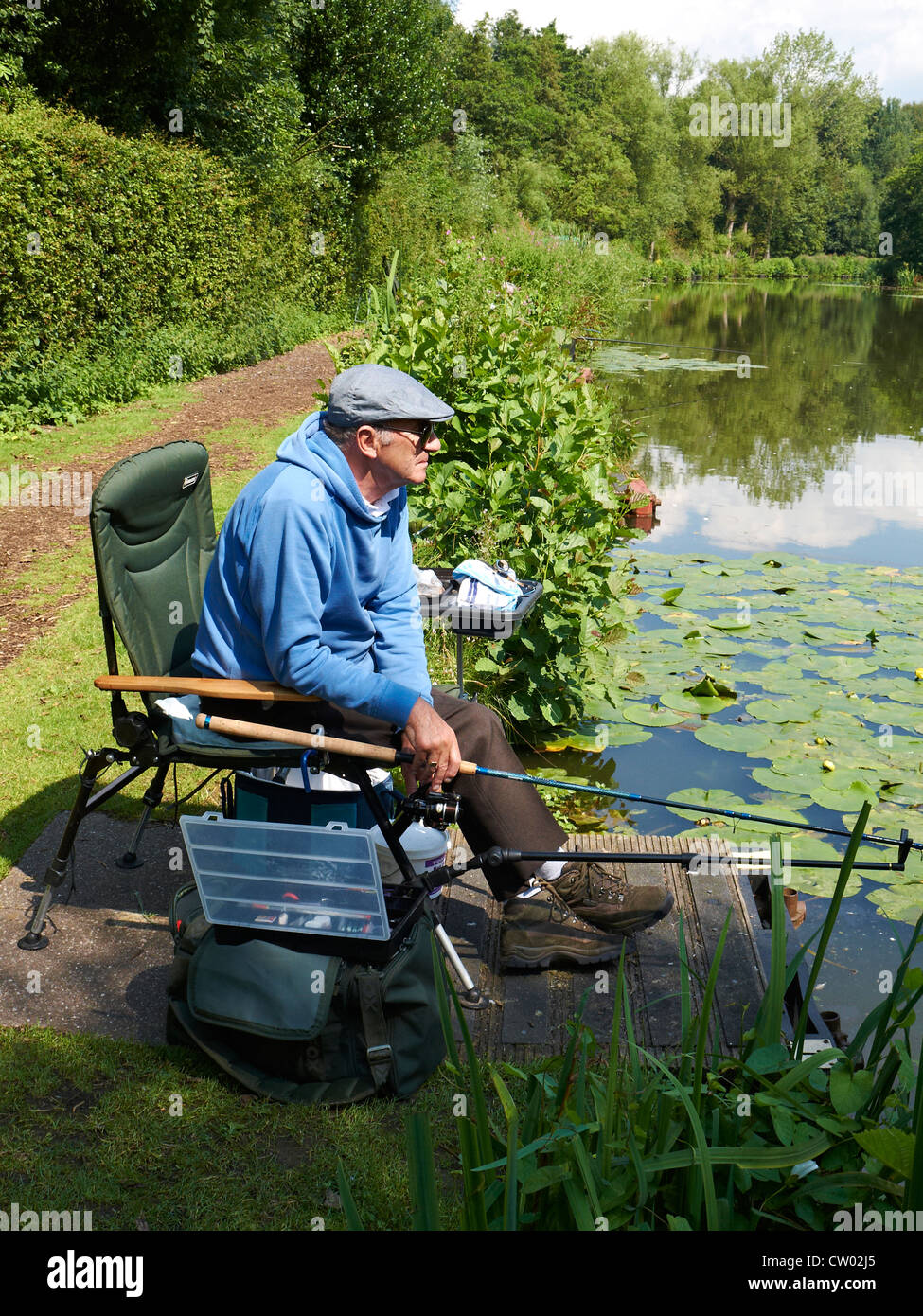 Old man fishing uk hi-res stock photography and images - Alamy