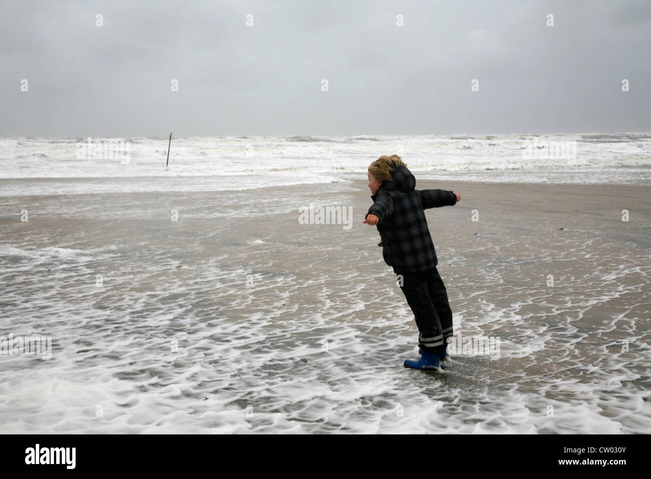 Strong wind playing child hi-res stock photography and images - Alamy