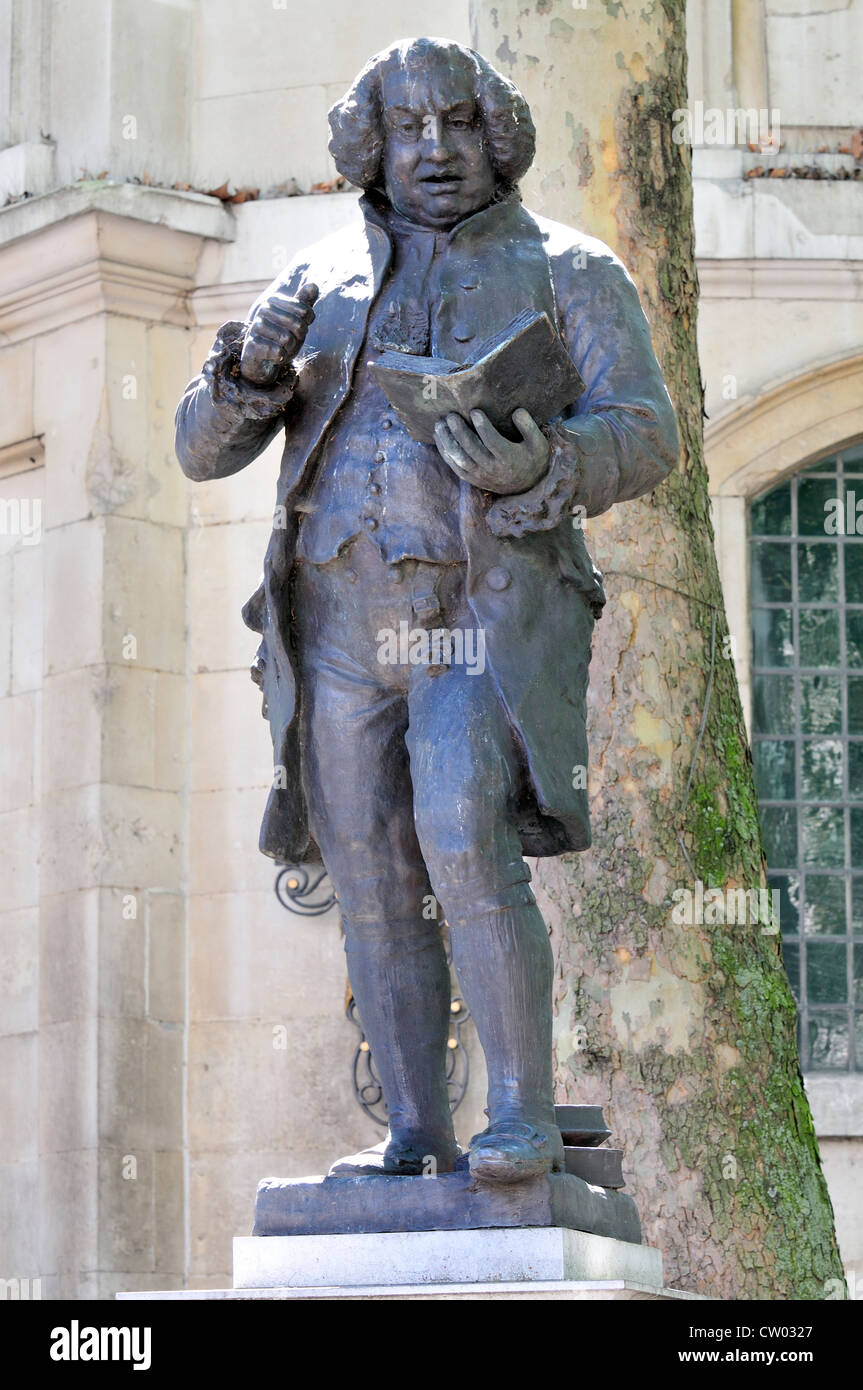 London, England, UK. Statue of Samuel Johnson behind St Clement Danes ...