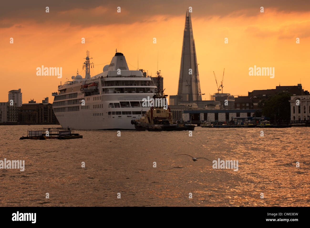 Tug london ship thames hi-res stock photography and images - Alamy