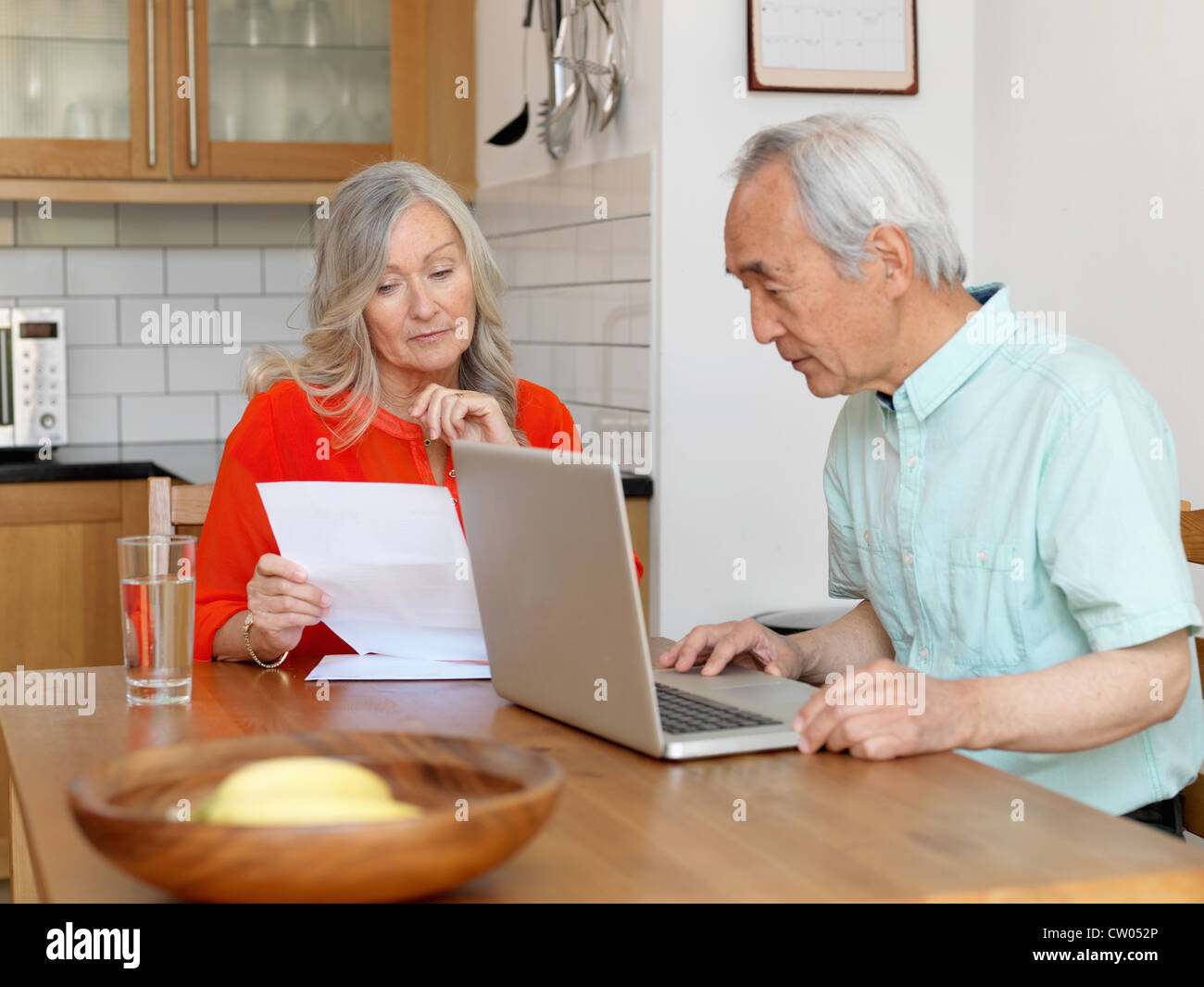 Woman group people paying bill hi-res stock photography and images - Alamy