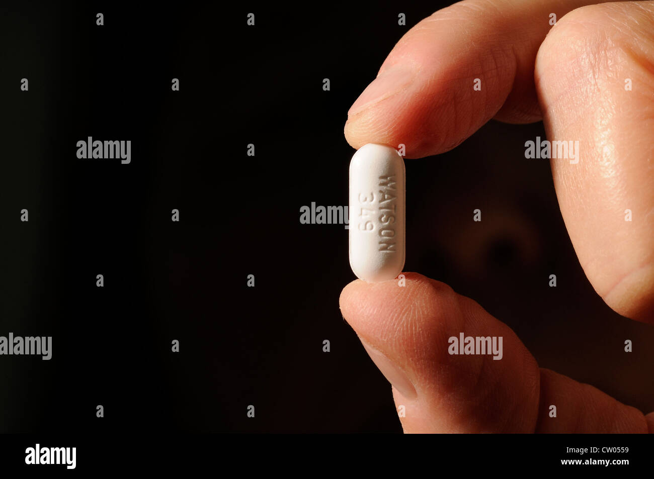 A patient with polycystic kidney disease holds a Vicodin 5/500 m tab ...