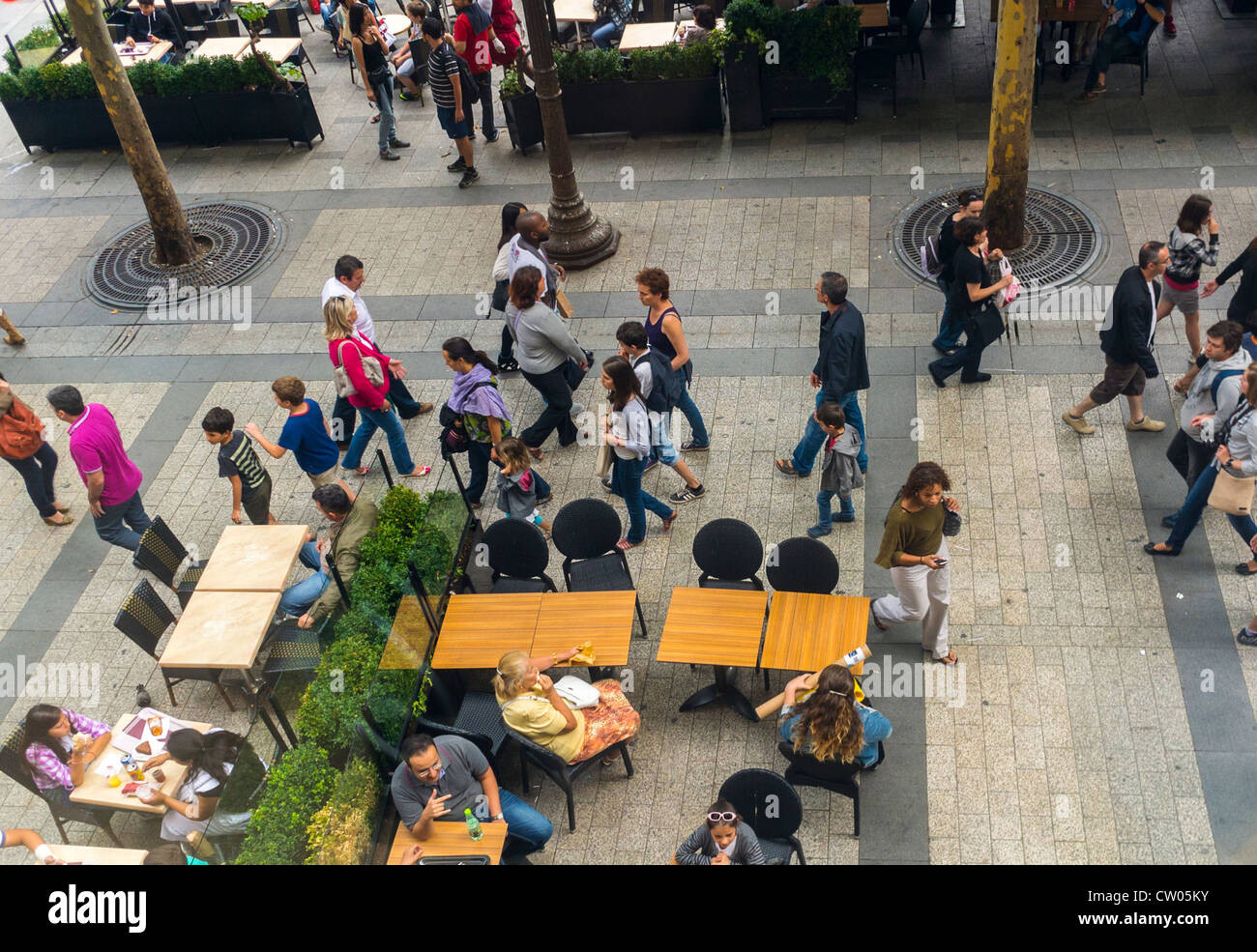 Paris cafe street multi cultural hi-res stock photography and images ...
