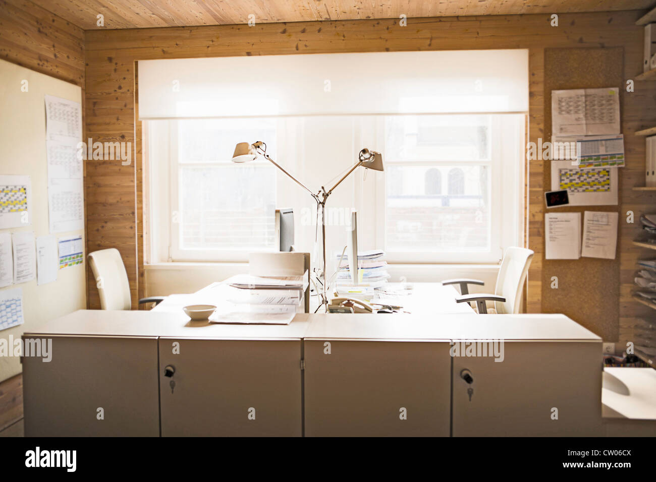 Empty office desks hi-res stock photography and images - Alamy