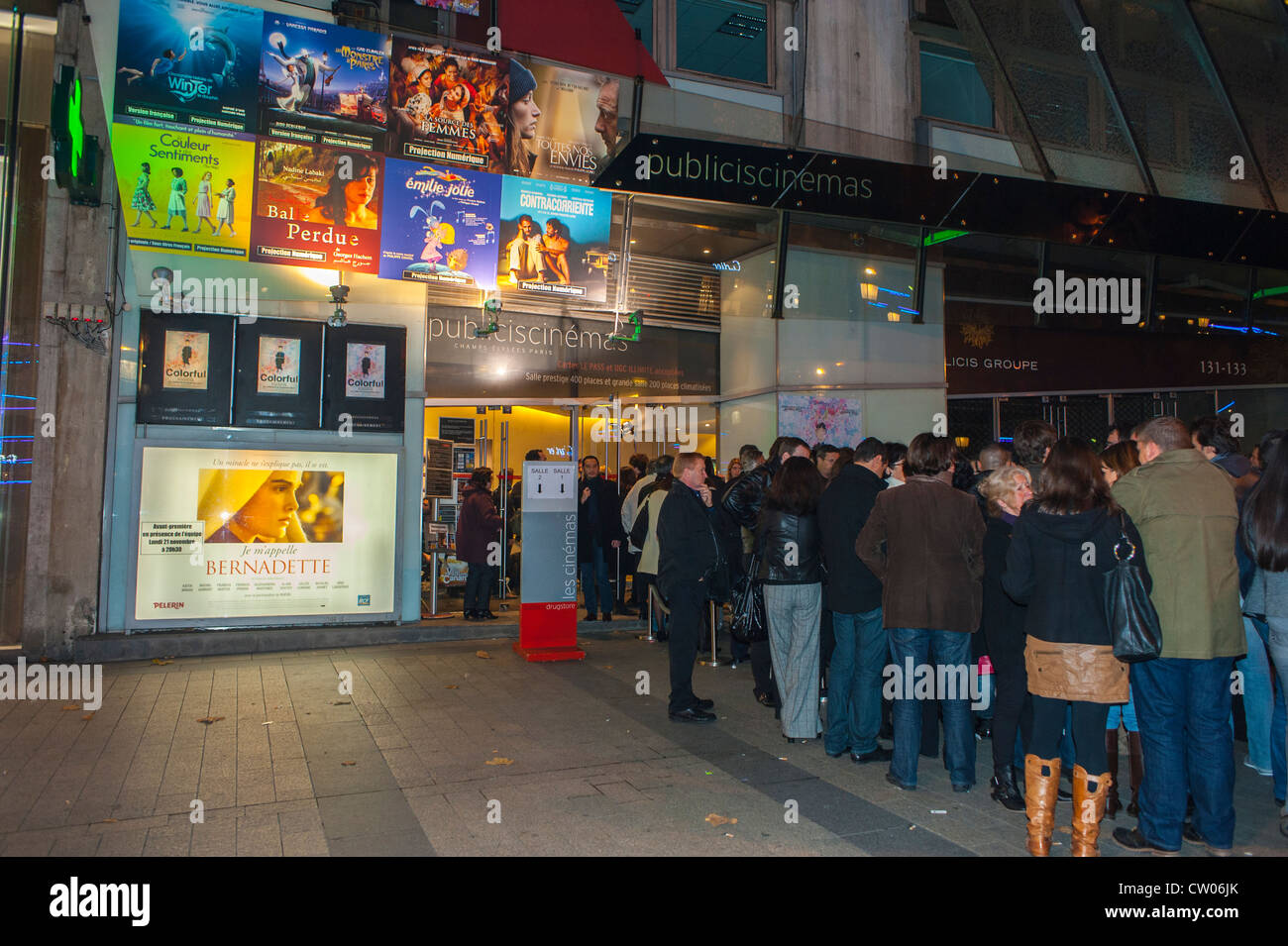 Crowd waiting on champs elysees hi-res stock photography and images - Alamy