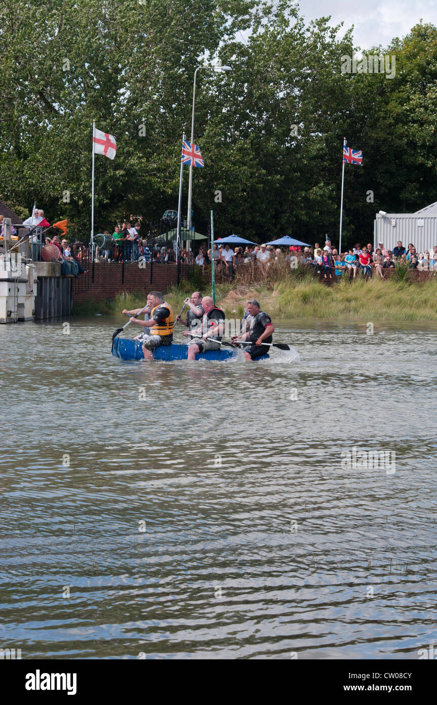Raft race competitors rowing river hi-res stock photography and images ...