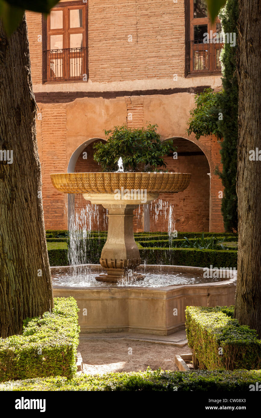 Alhambra fountain garden hi-res stock photography and images - Alamy