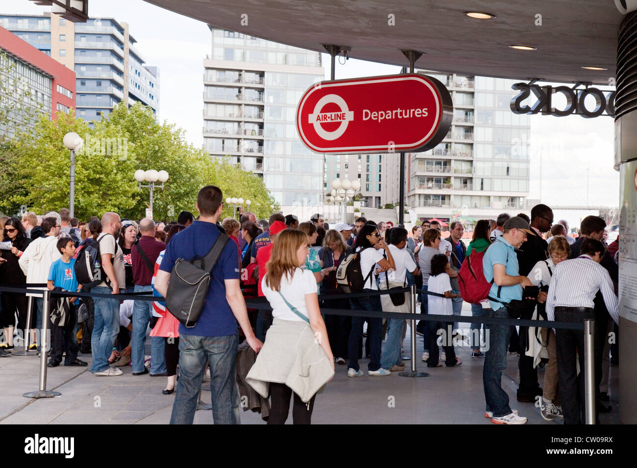 London queue people line crowd hi-res stock photography and images - Alamy