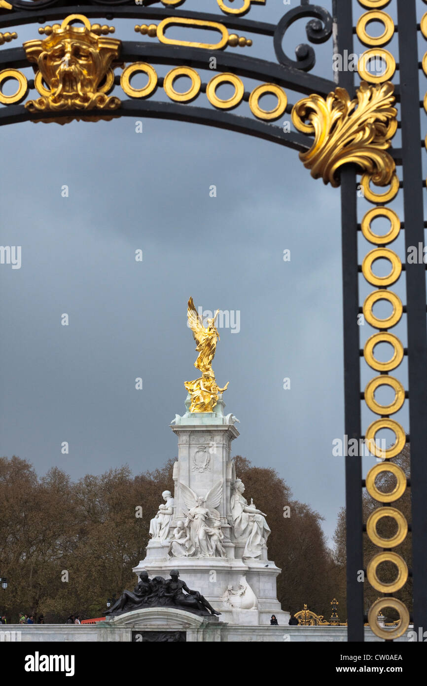 Victoria memorial, Buckingham Palace, London, UK Stock Photo - Alamy
