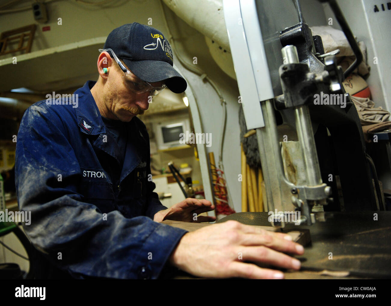Machine shop aboard uss hi-res stock photography and images - Alamy