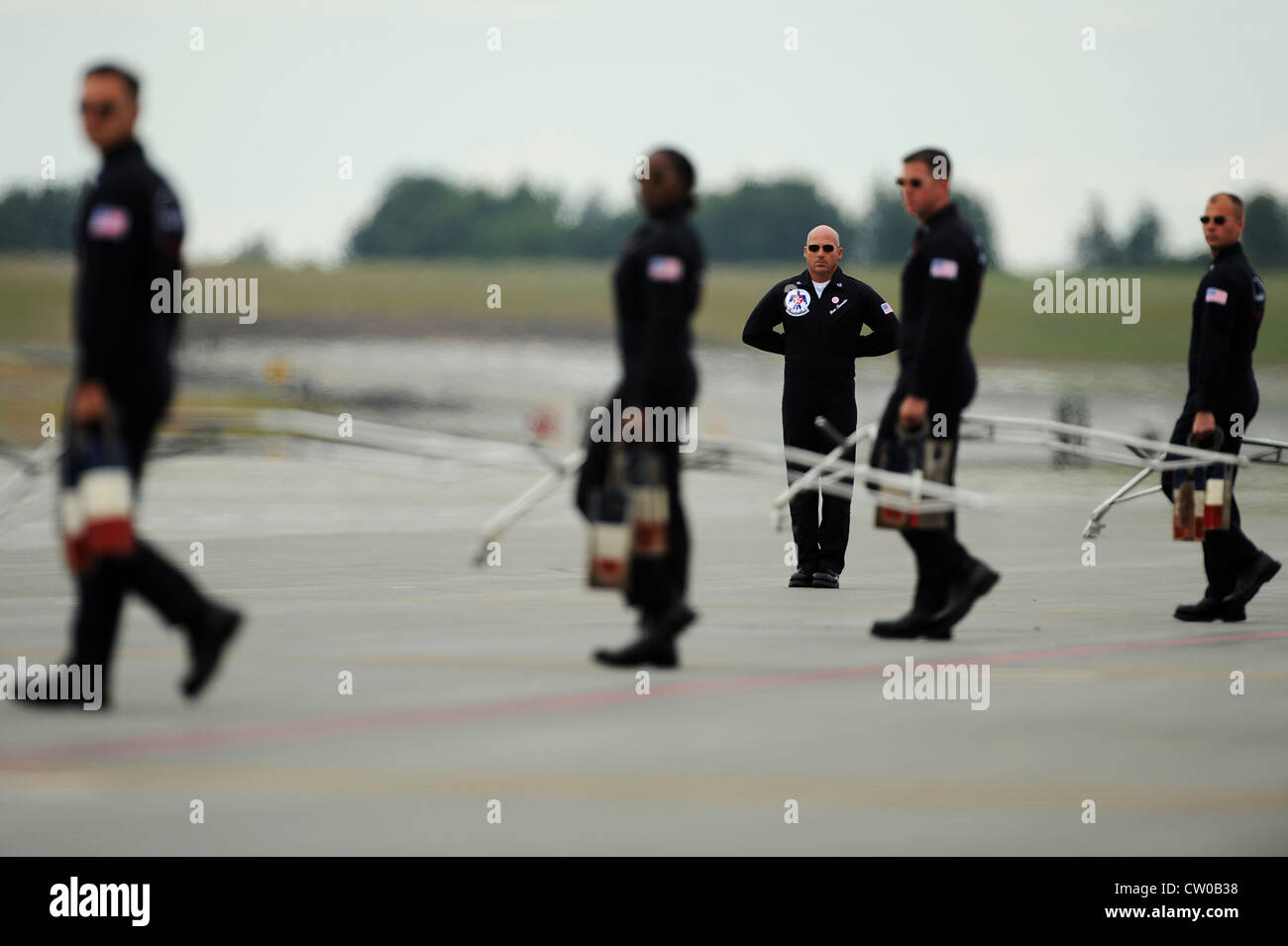 Technical Sgt. Brian Shoemaker (center), U.S. Air Force Air ...