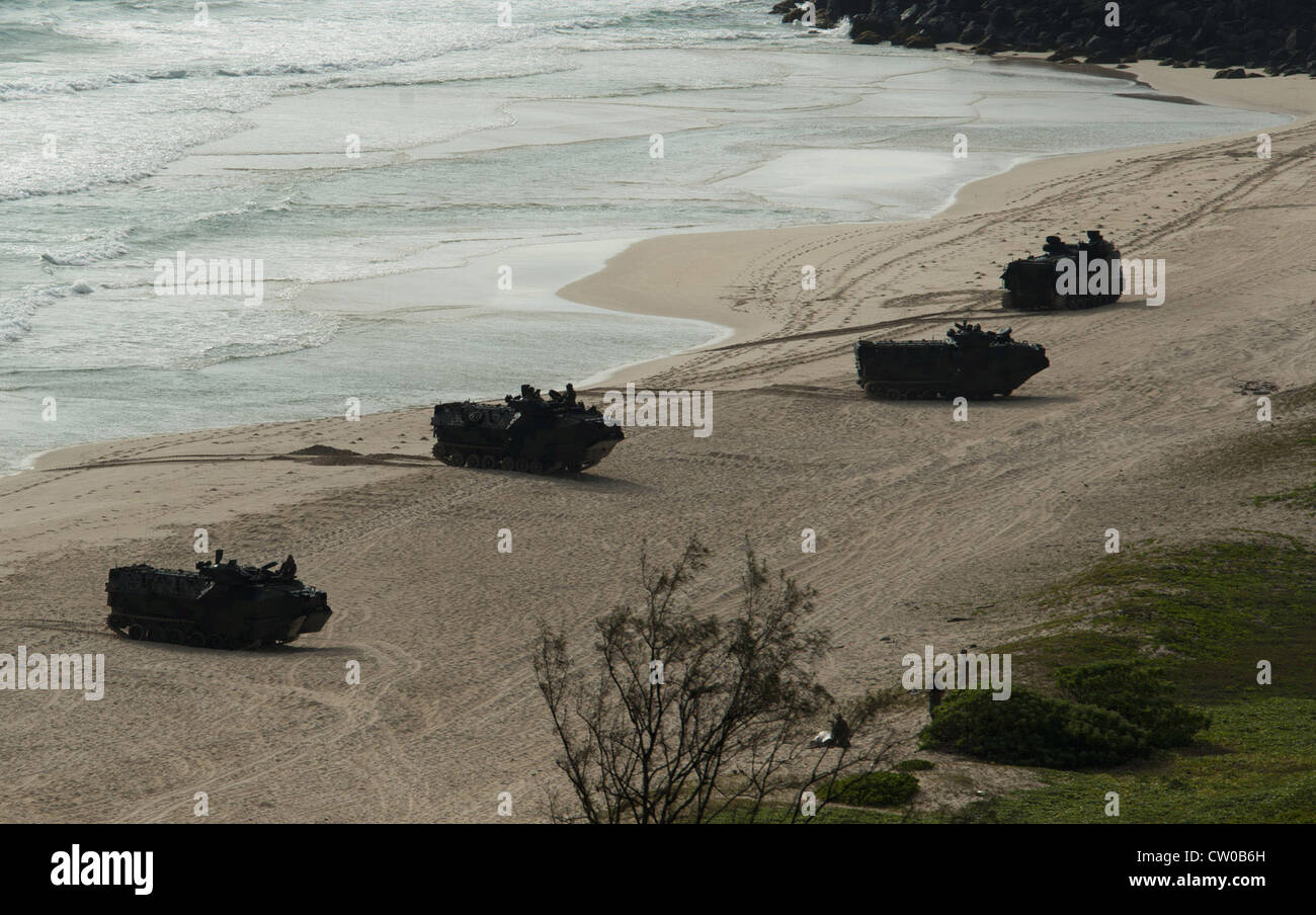 Marine amphibious assault vehicles hi-res stock photography and images ...