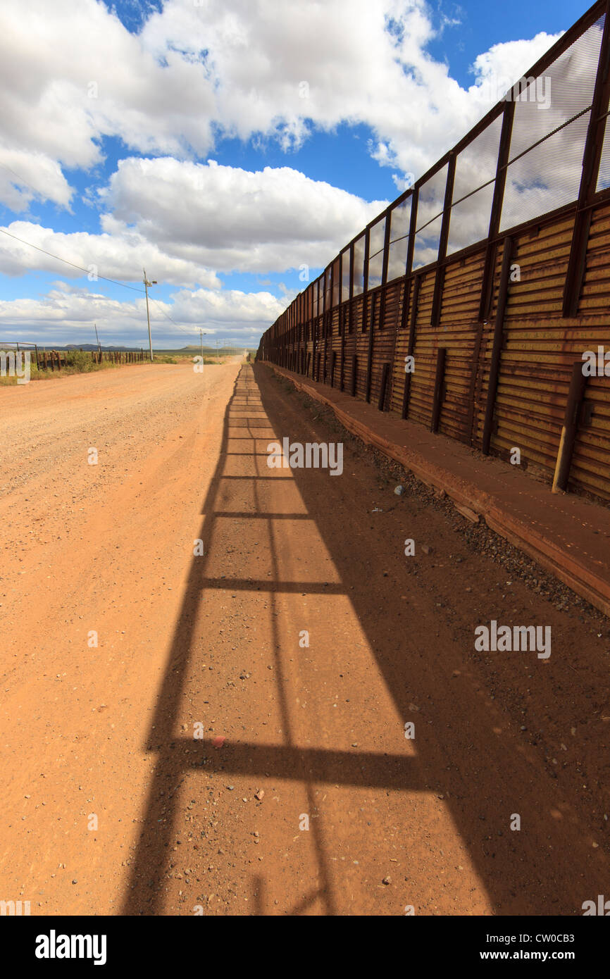 Border fence between mexico united hi-res stock photography and images ...