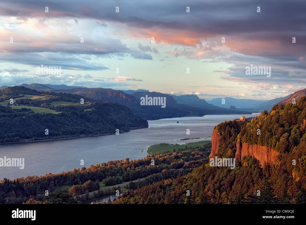 Last light bathes Oregon’s Vista House atop Crown Point and the ...
