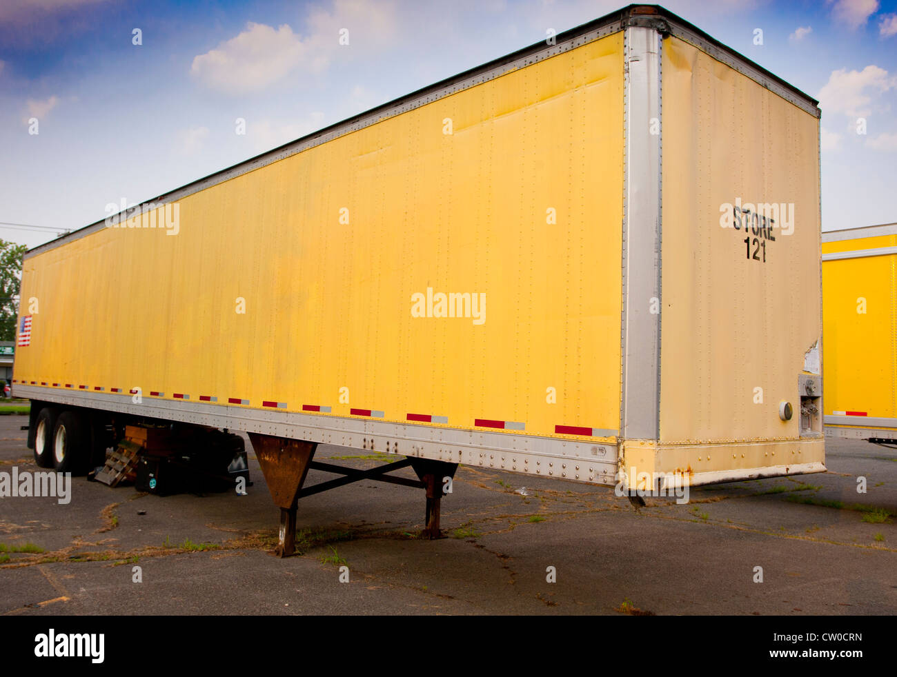 Yellow trailer hi-res stock photography and images - Alamy