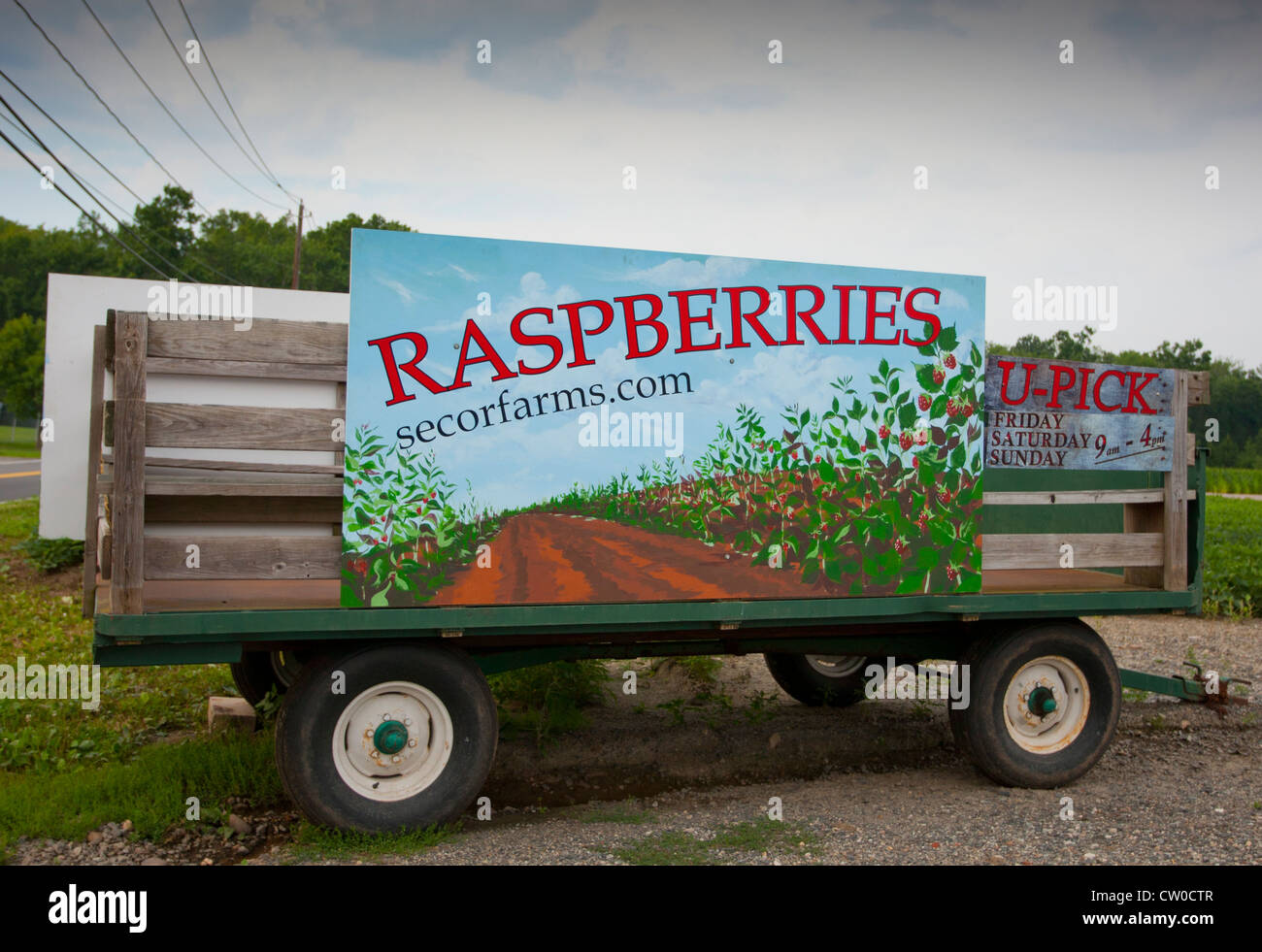 Wagon with a raspberries sign at a farm stand Stock Photo - Alamy