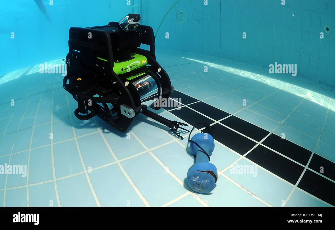 Explosive Ordnance Disposal Units (EODMU) 1, 11 and 12 conduct pool ...