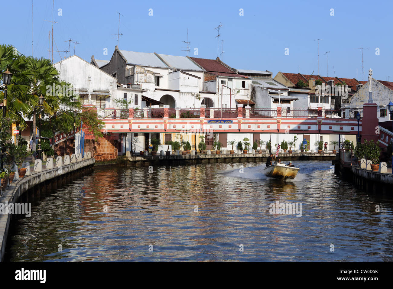 Boat passes under bridge on Melaka River in Melaka Stock Photo - Alamy