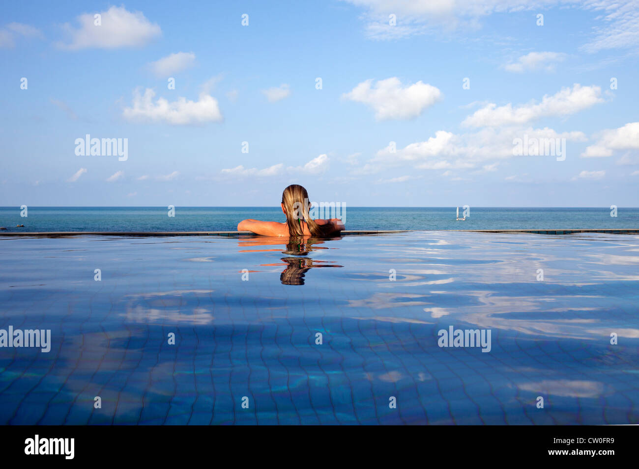 Lady in infinity pool hi-res stock photography and images - Alamy