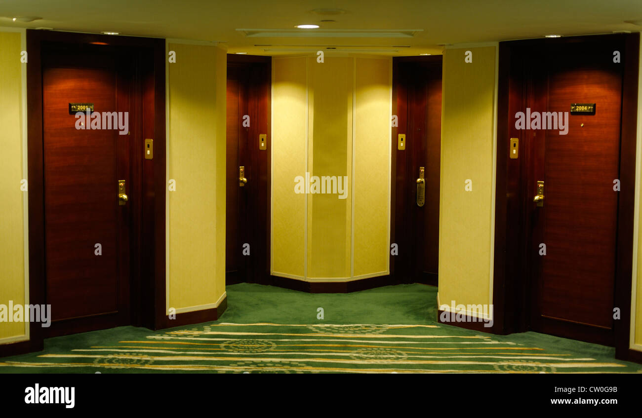 Hotel doors hi-res stock photography and images - Alamy