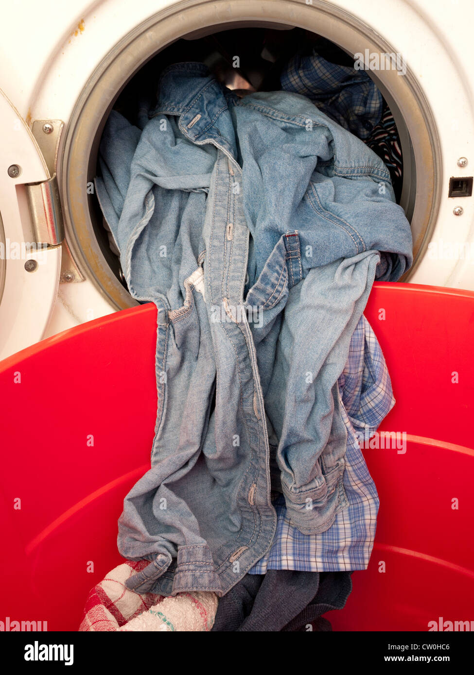 Washing coming out of washing machine Stock Photo - Alamy