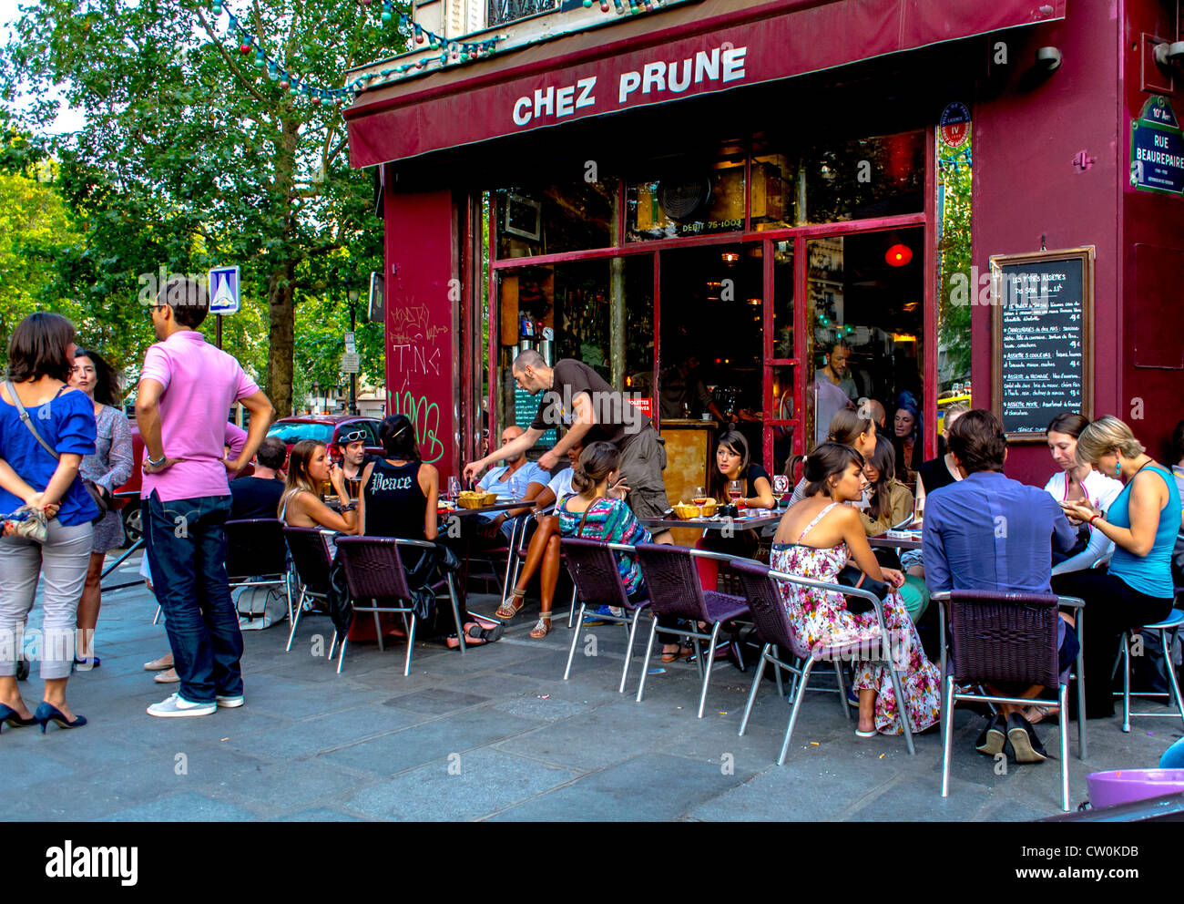Cafe europe outdoors table europeans parisian hi-res stock photography ...
