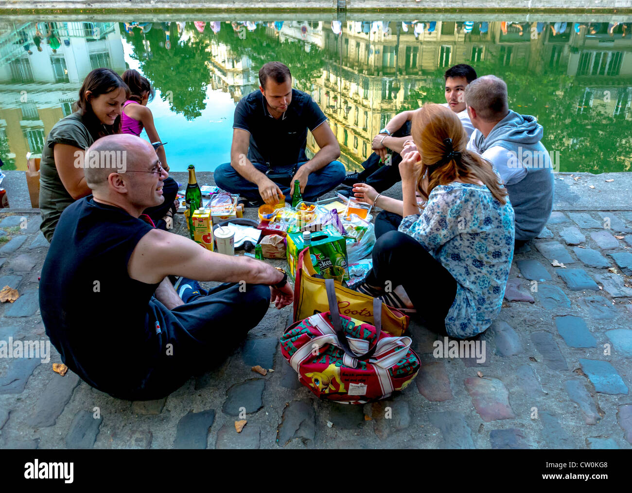 Parisian group man woman hi-res stock photography and images - Alamy