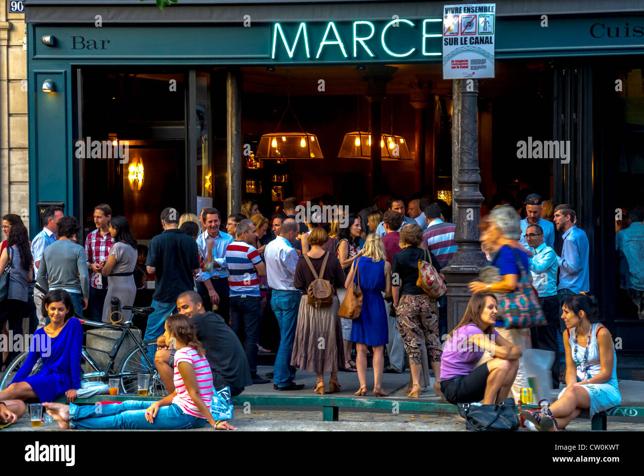 Paris crowd sharing drinks street hi-res stock photography and images ...