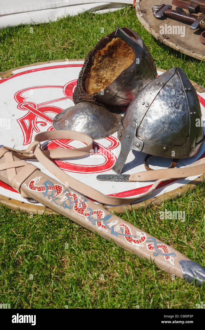 Sword and shield hi-res stock photography and images - Alamy