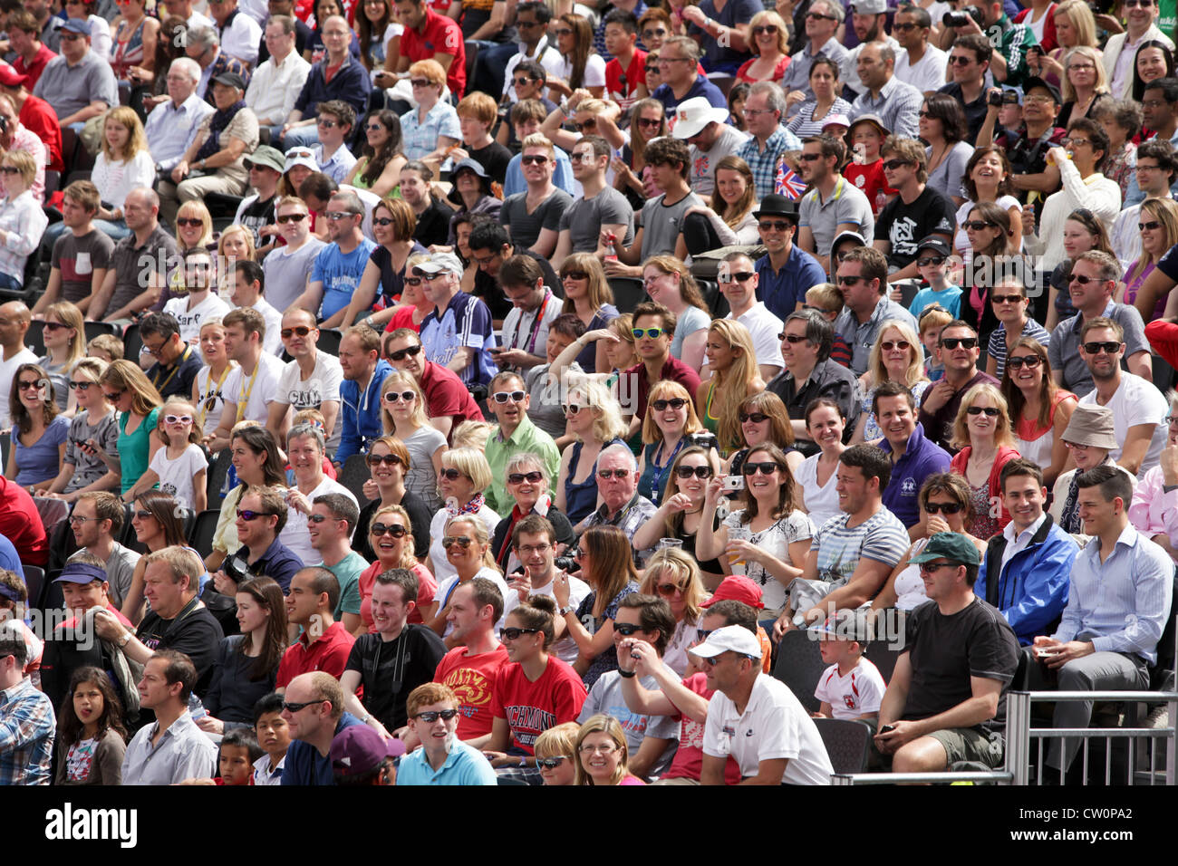 Crowds in stands hi-res stock photography and images - Alamy