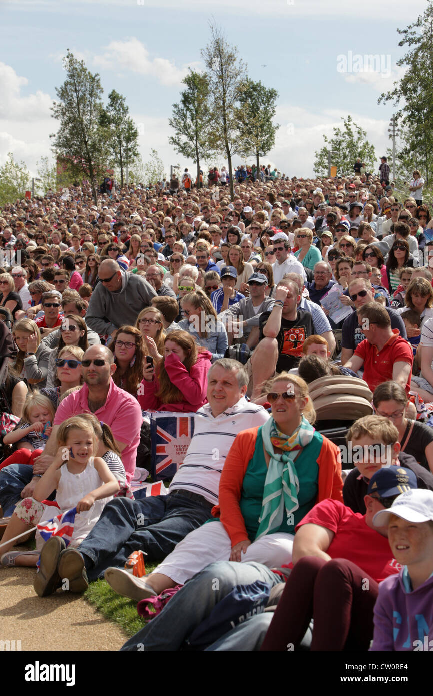 SPECTATORS WATCHING THE BIG TV SCREEN AT THE OLYMPIC GAMES LONDON 2012 ...