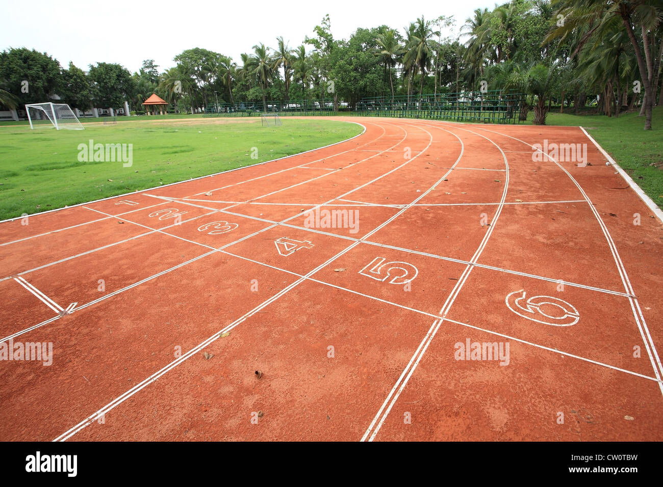 Start Lanes 1 to 6 of the red running track Stock Photo - Alamy