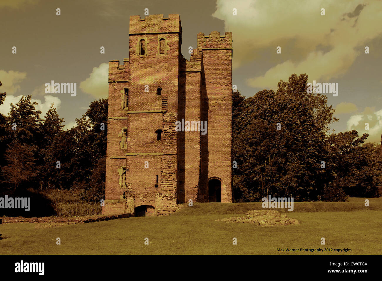 Castle monuments hi-res stock photography and images - Alamy