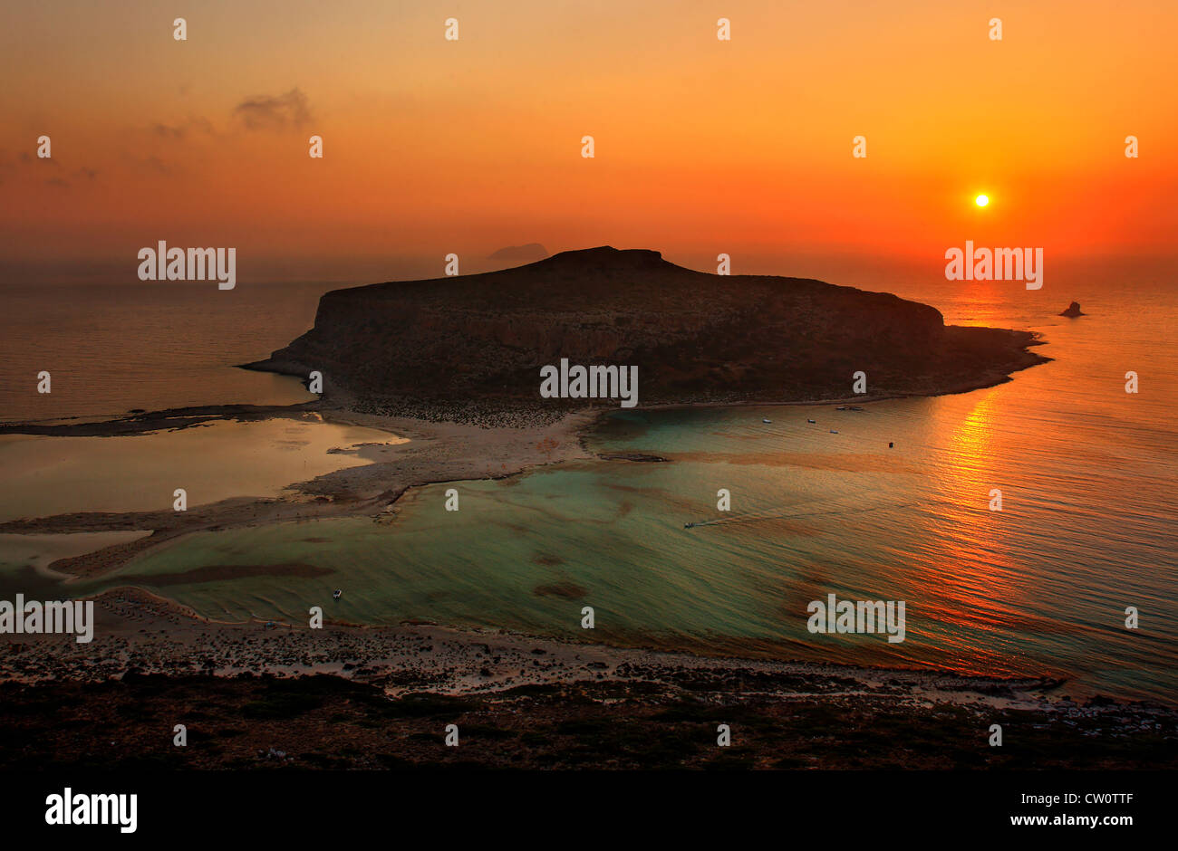 Sunset at Balos (Gramvousa) beach on the norhwest coast of Crete island ...
