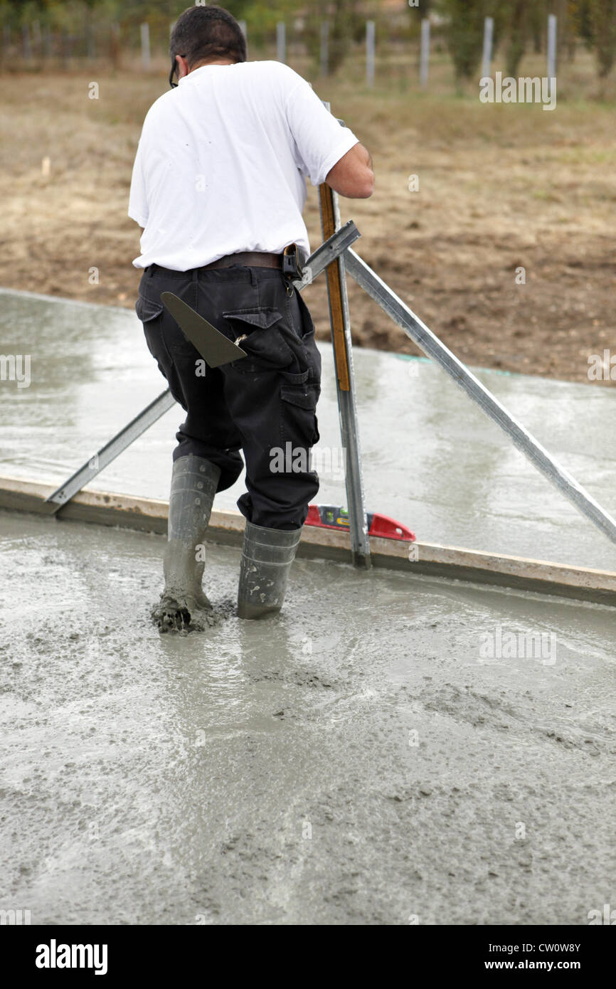 Smoothing concrete foundations Stock Photo - Alamy