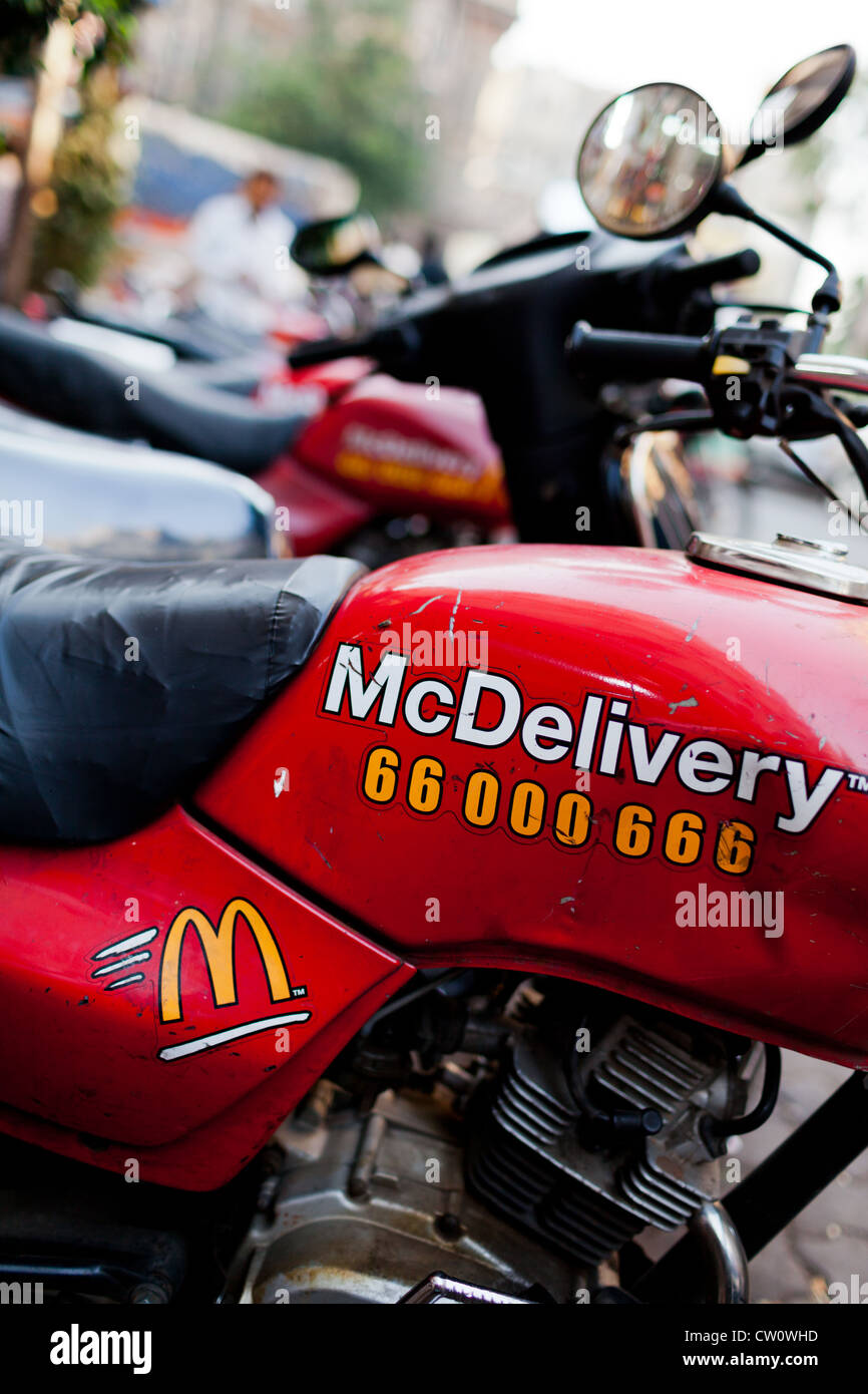 Hamburger delivery service in Mumbai Stock Photo - Alamy
