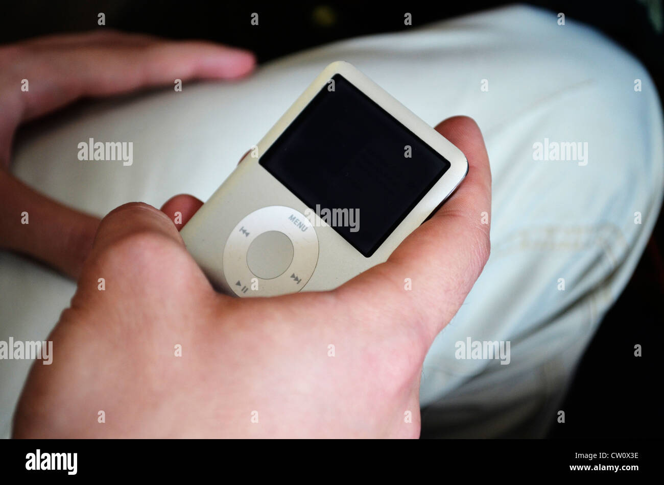 Hand holding ipod hi-res stock photography and images - Alamy