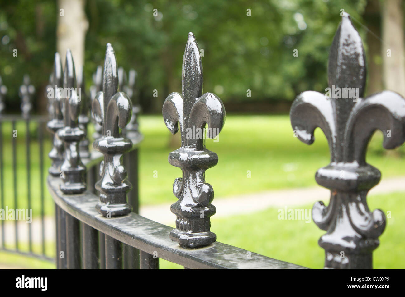 Iron park fence hi-res stock photography and images - Alamy
