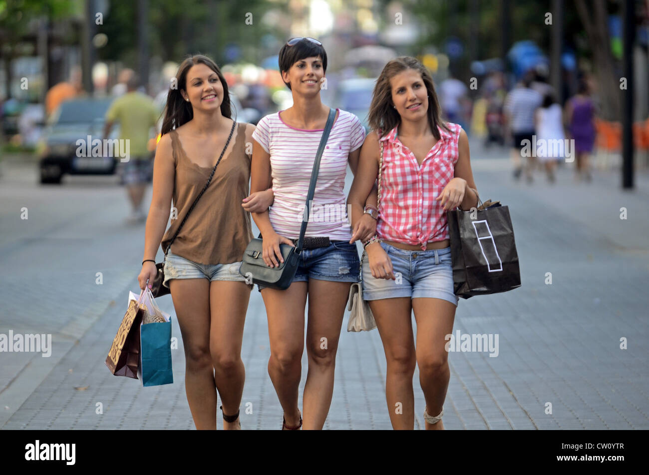 Girls go shopping hi-res stock photography and images - Alamy