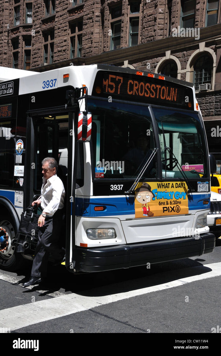 Passengers getting off a bus hi-res stock photography and images - Alamy