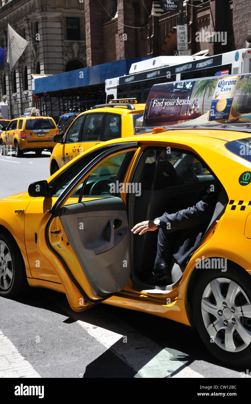 Nyc taxi open door hi-res stock photography and images - Alamy