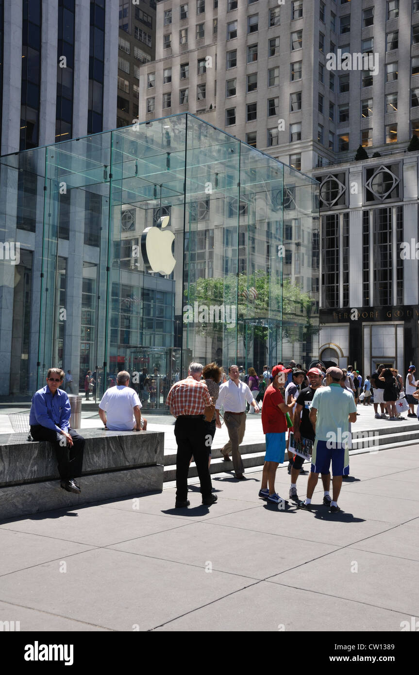 Apple computers store, New York, USA Stock Photo - Alamy