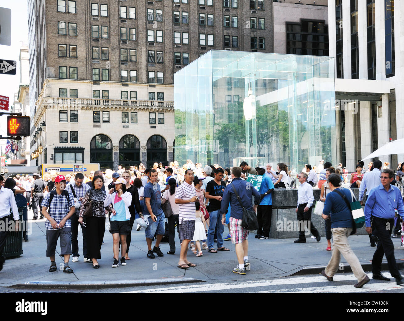 Apple storefronts hi-res stock photography and images - Alamy