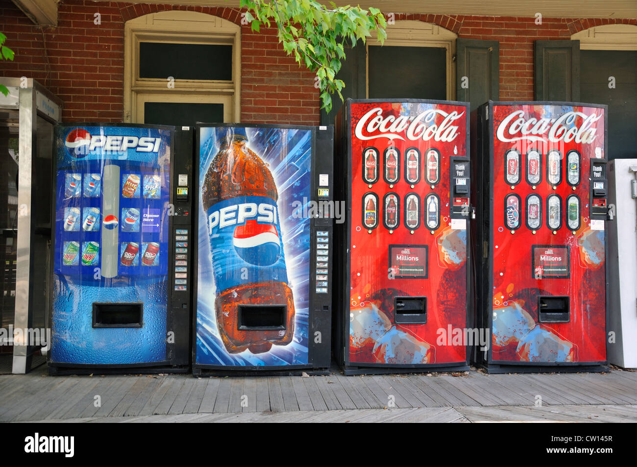 Pepsi and coca cola vending machines hi-res stock photography and ...