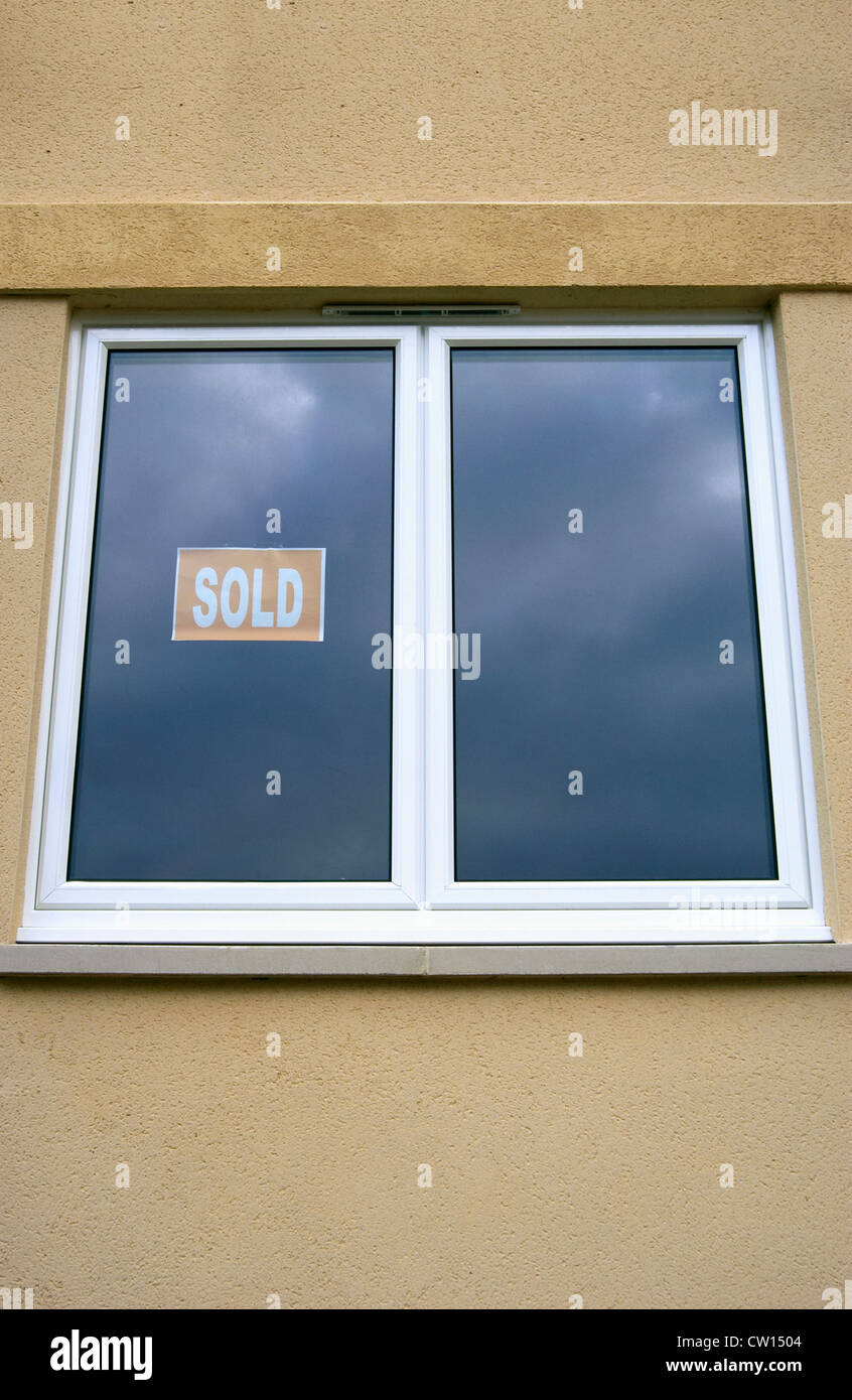 Sold sign on a window. England Stock Photo - Alamy