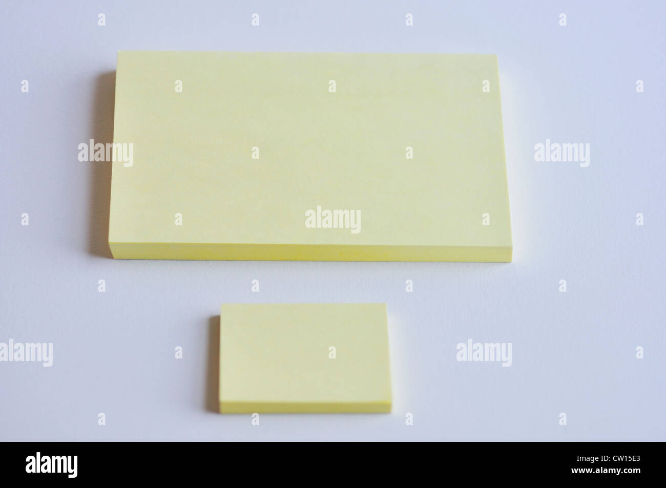 Yellow post-it notes Stock Photo - Alamy