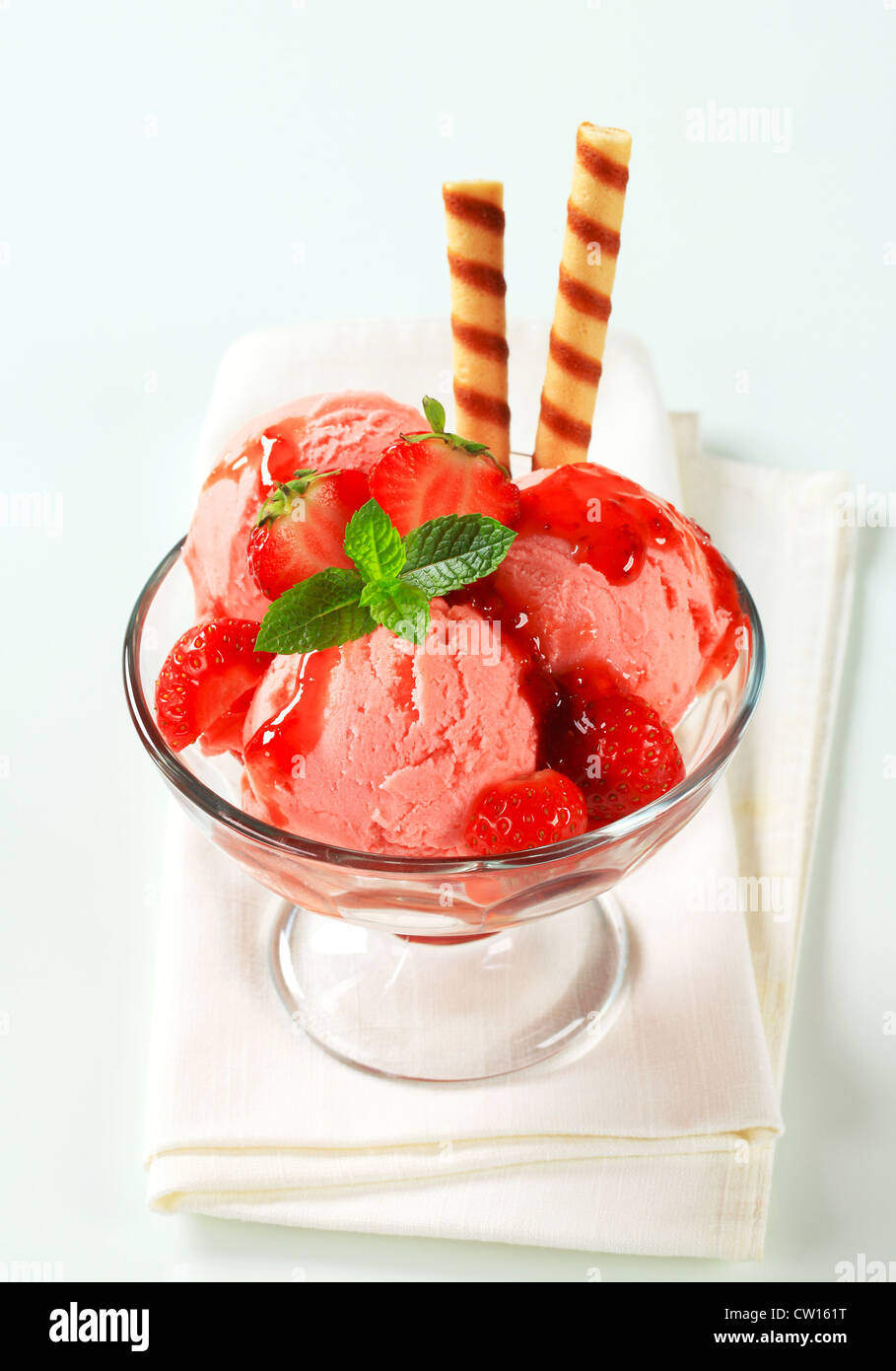 Strawberry ice cream sundae with wafer sticks Stock Photo - Alamy
