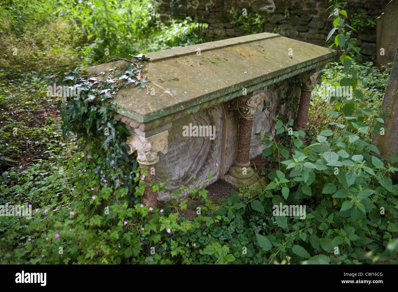 Grave death overgrown uk christian hi-res stock photography and images ...